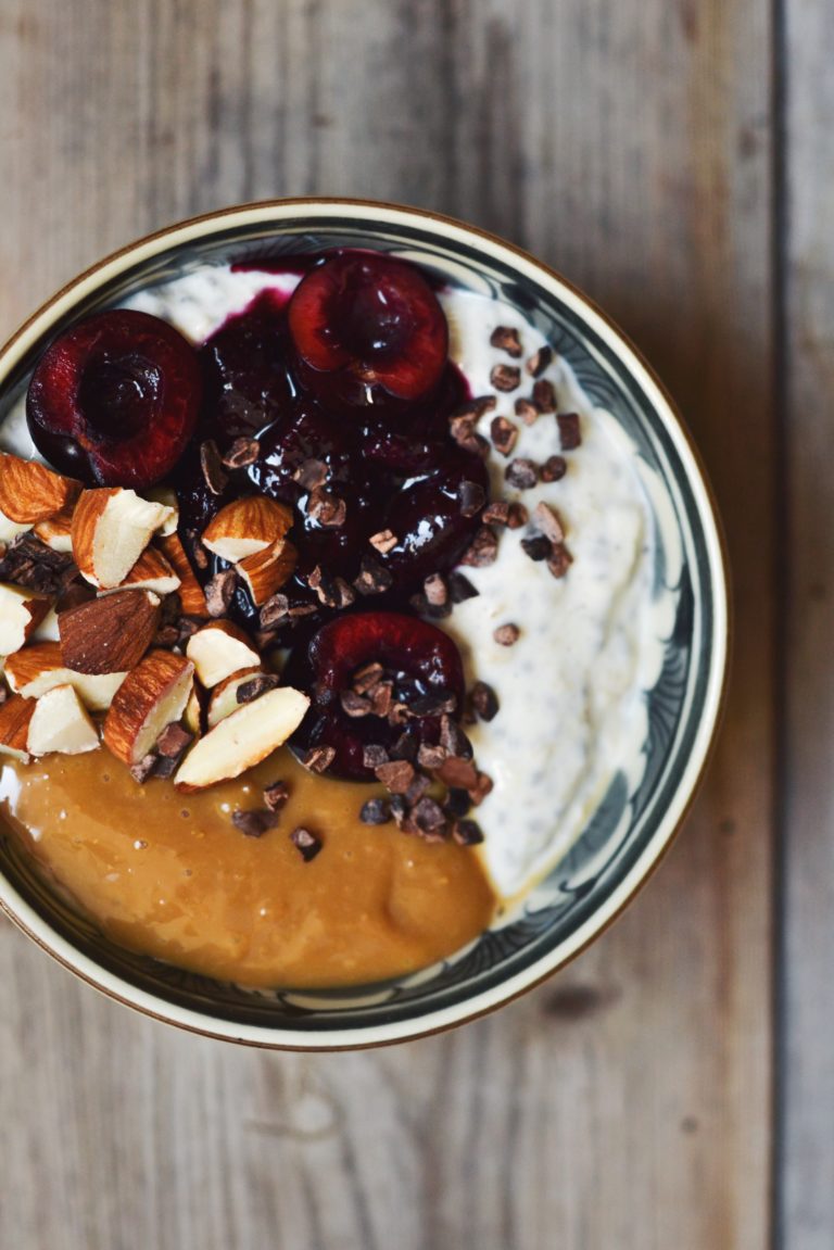 Kold grød med karamel og kirsebær - prøv lækker opskrift - Grødgrisen