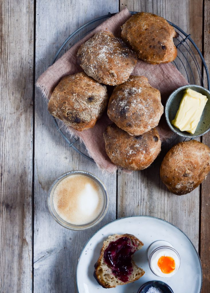 Fuldkornsboller // luftige uden surdej - Prøv fantastiske boller - Grødgrisen