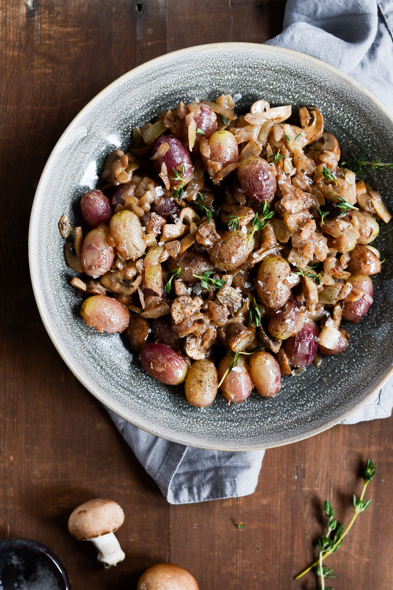Stegte champignon, løg og vindruer. Se bedste opskrift her!