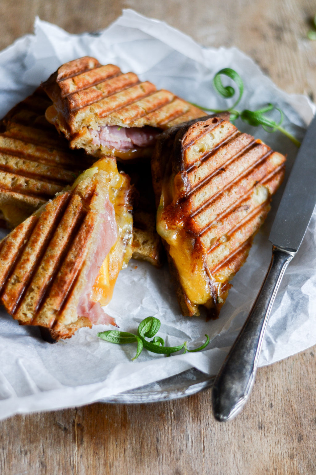 Toast med ost og skinke - prøv bedste opskrift med 5 ingr.