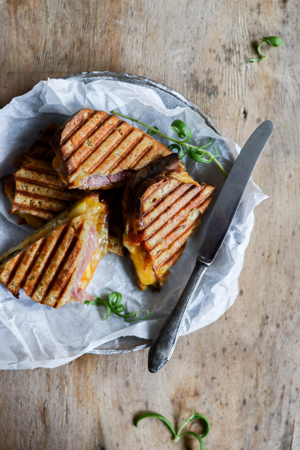 Toast med ost og skinke - prøv bedste opskrift med 5 ingr.